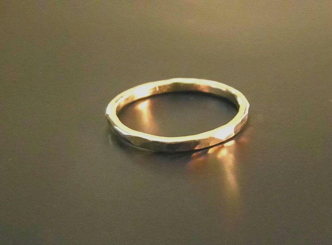 Gehämmerter Ring aus Gold oder Silber, schlichter moderner Schmuck ...