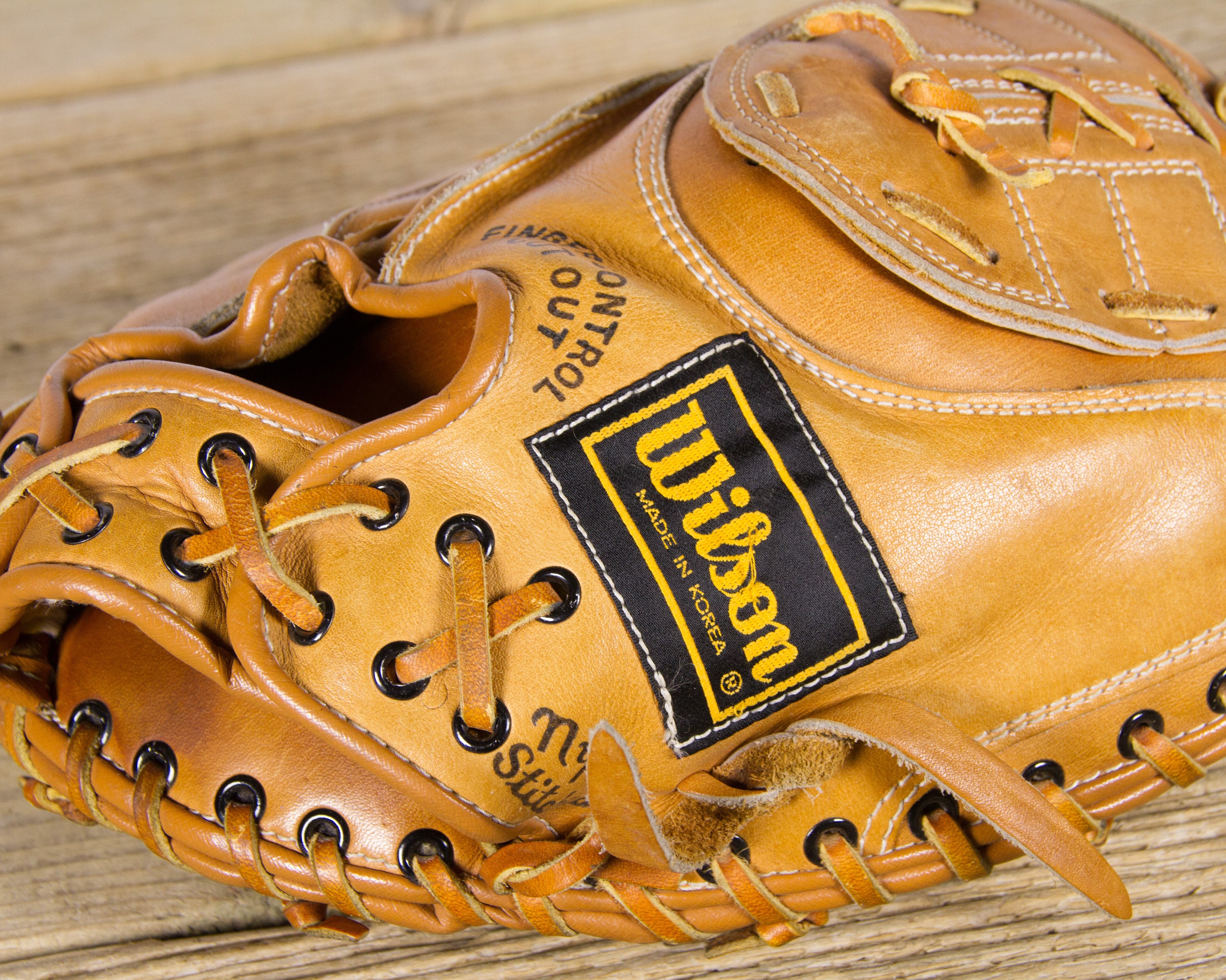 Vintage Wilson A2516 Catchers Mitt Old Vintage Leather Baseball Glove vintage-wilson-a2516-catchers-mitt-old-vintage-leather-baseball-glove