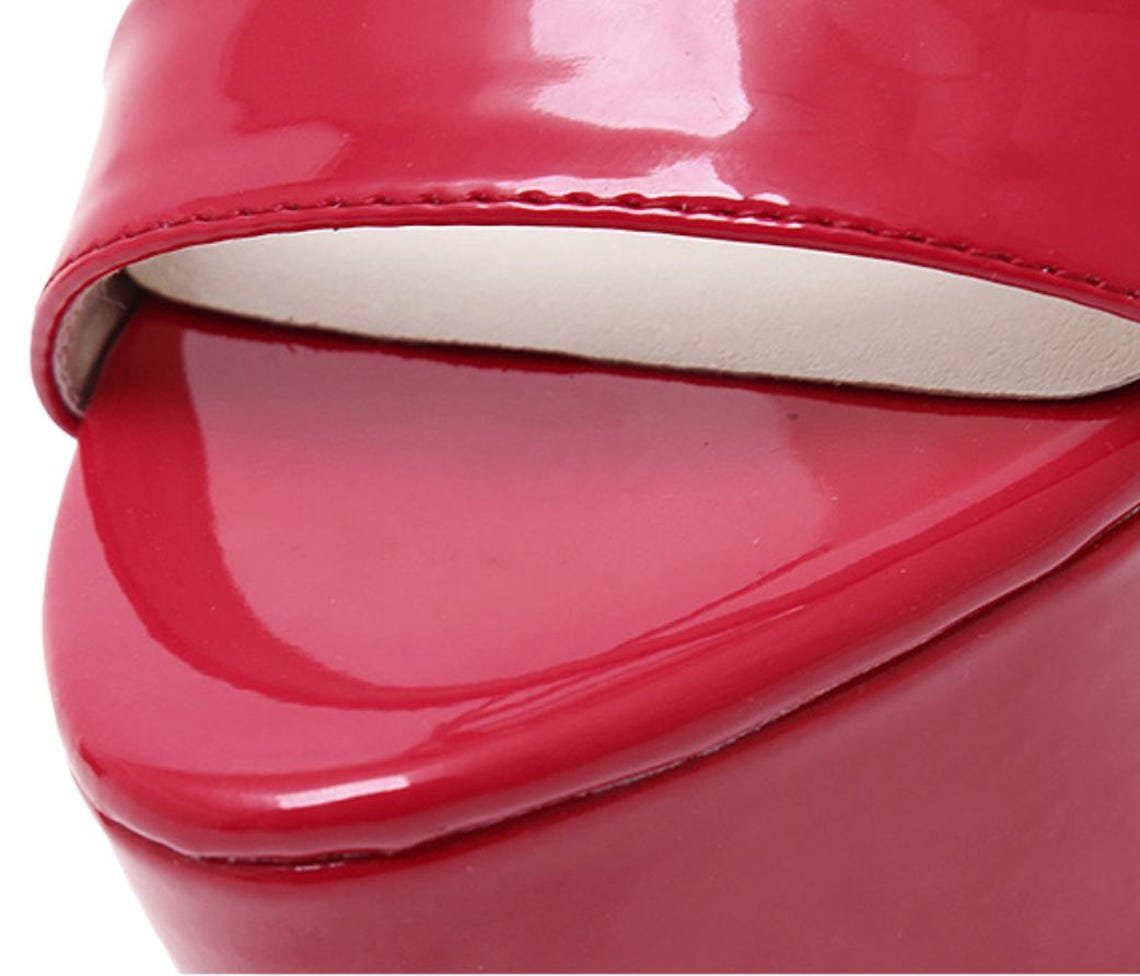 Sandali con plateau e tacco a spillo lucidi rossi e neri – Calzature da ...