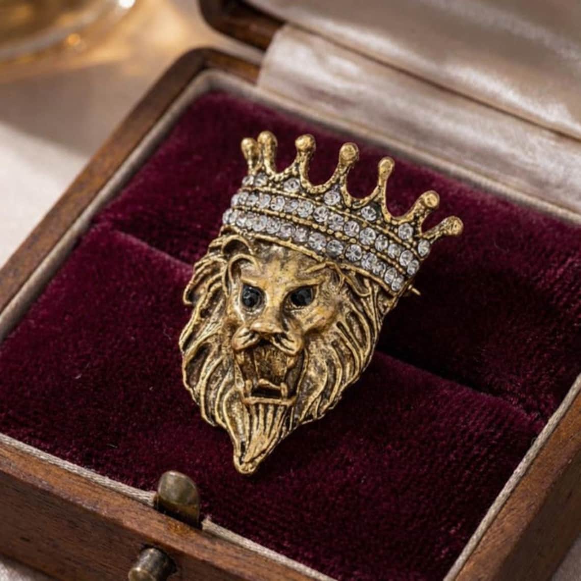 Vintage Lion Lapel Pin for Men – Gold Tone Zinc Alloy Crown Brooch for ...