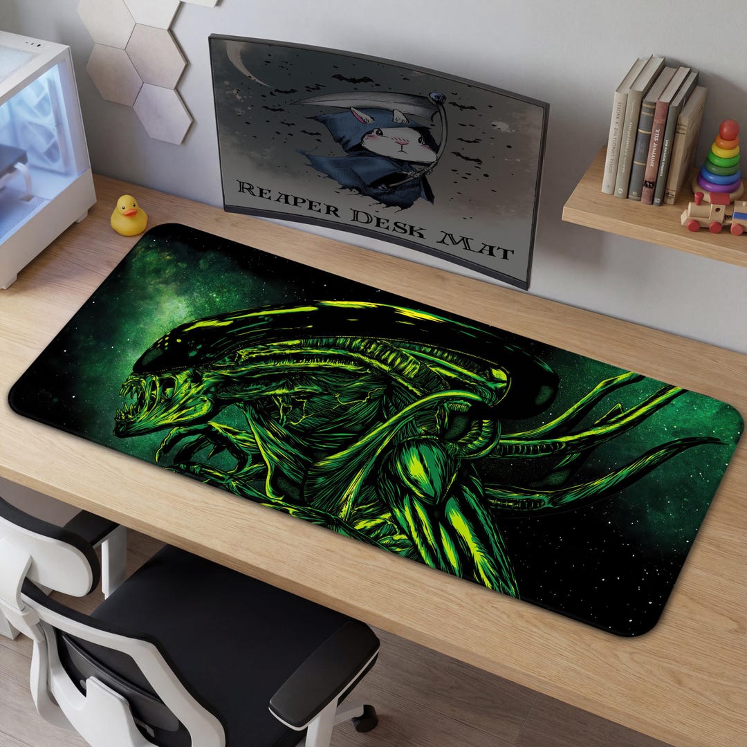 Alien Xenomorph Desk Mat | Sci-fi Mouse Pad | Premium Print Surface ...