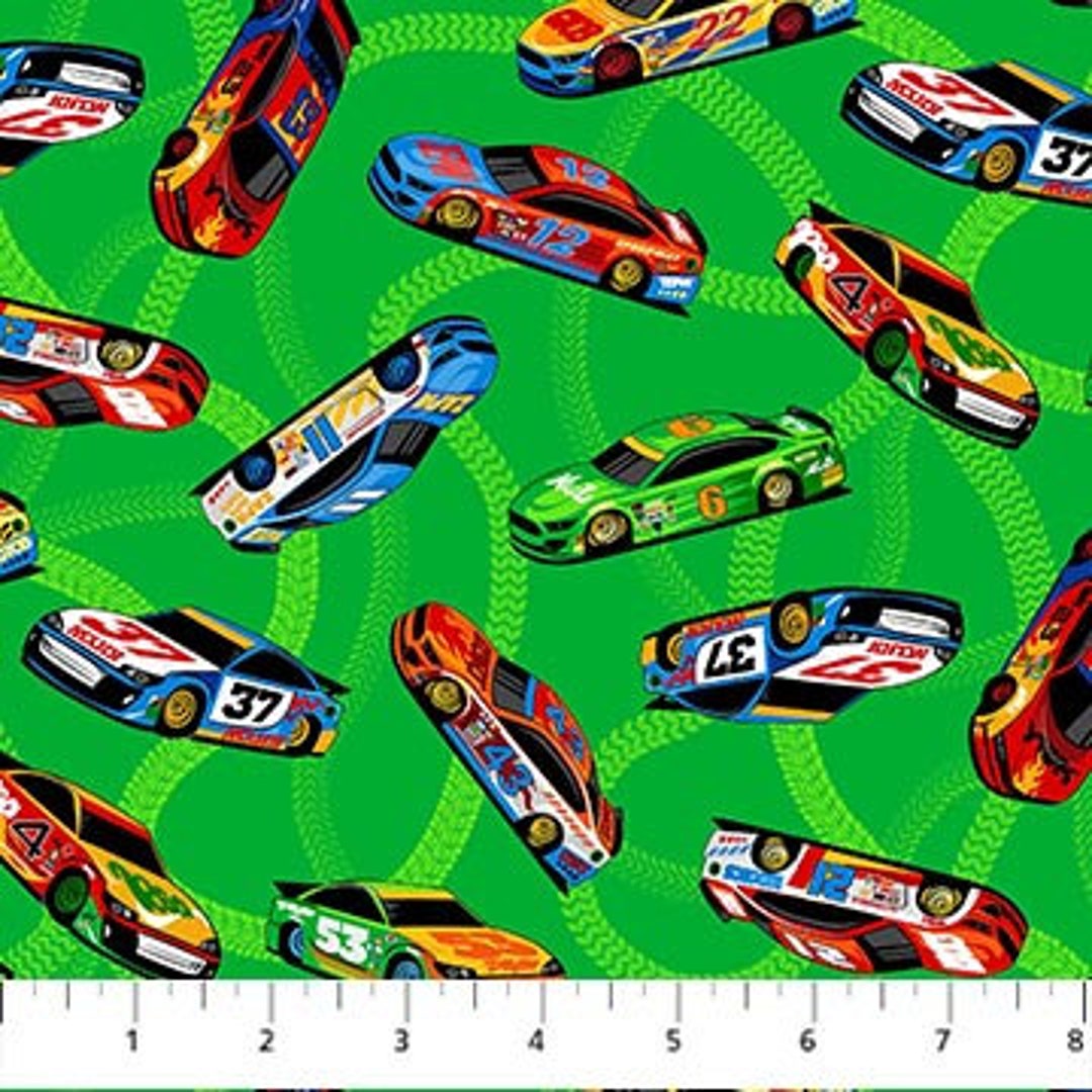 Tossed Rennautos auf Grün aus der Turbo Speed Collection von Northcott ...