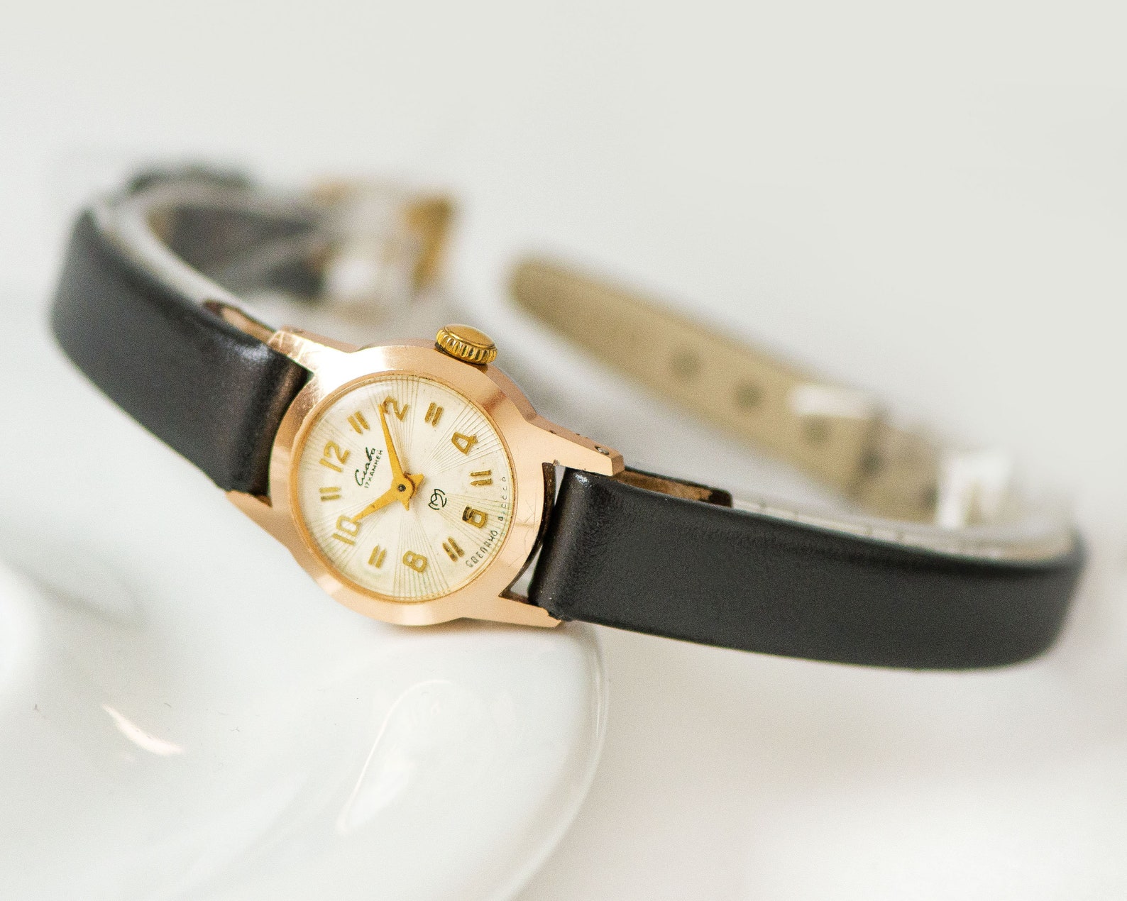 Mint condition women watch Glory gold shade vintage classic | Etsy