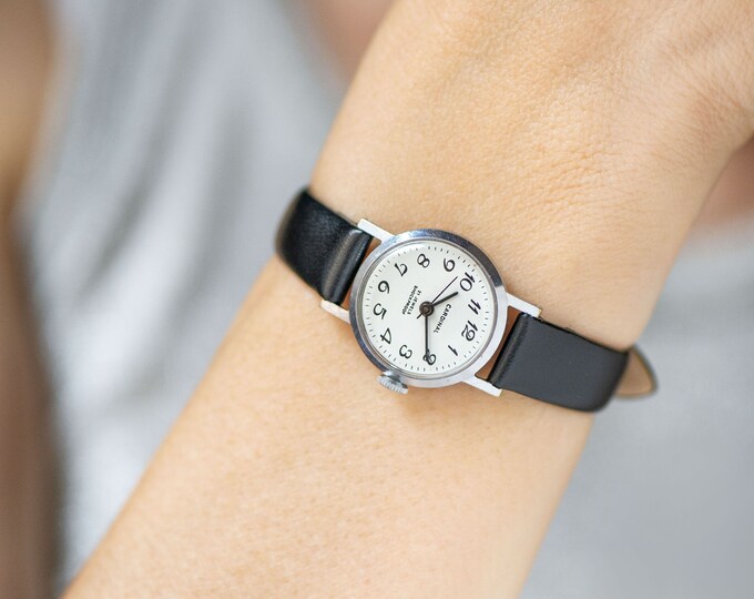 Women Watch Simple Classic CARDINAL, Vintage Lady Watch Silver Shade ...