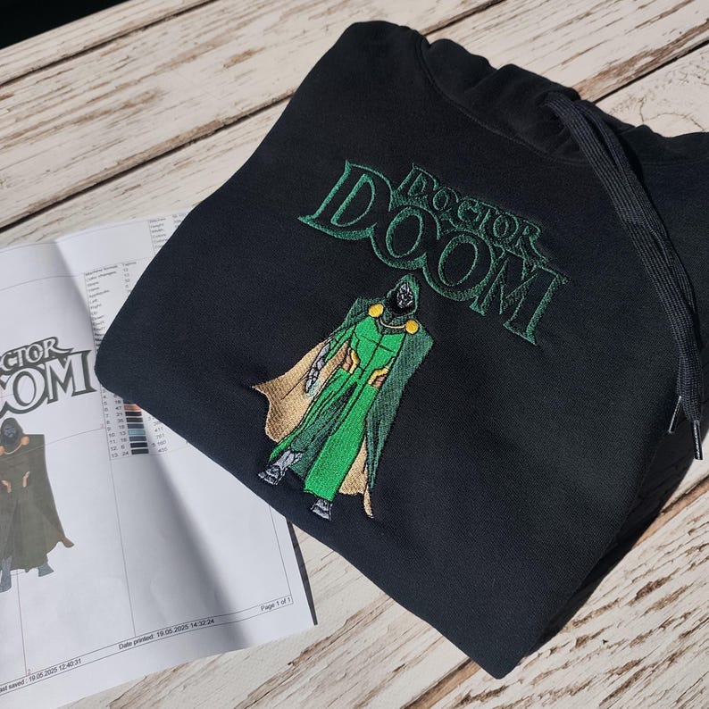 Sweat à capuche brodé Dr. Doom Avengers Doomsday | AVENGERS | DR. DOOM ...