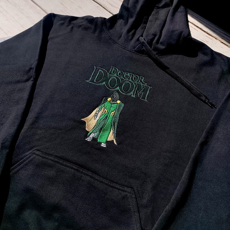 Sweat à capuche brodé Dr. Doom Avengers Doomsday | AVENGERS | DR. DOOM ...