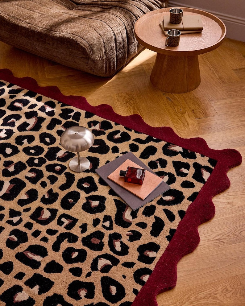 Getuft tapijt met luipaardprint, tapijt met geschulpte rand, tapijt met ...