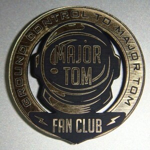 Custom MAJOR TOM Fan Club BADGE Bowie Schilling Songs Pinback Astronaut ...