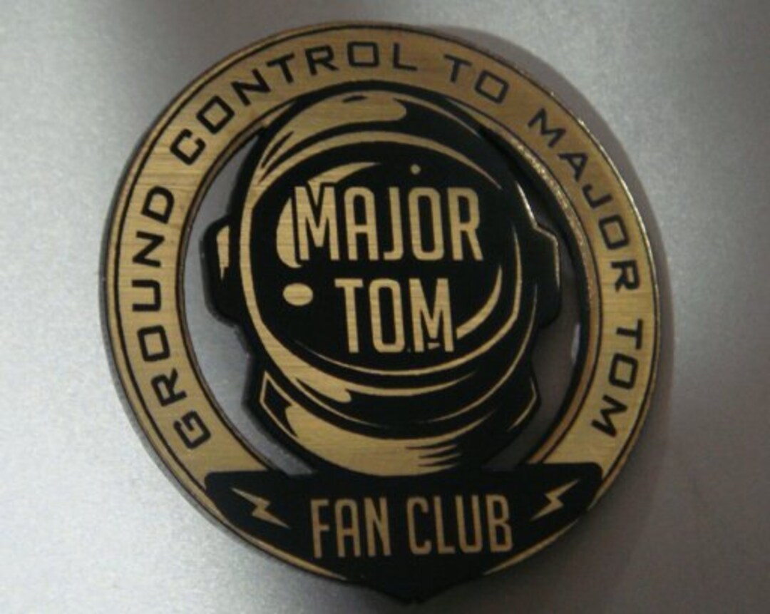 Custom MAJOR TOM Fan Club BADGE Bowie Schilling Songs Pinback Astronaut ...