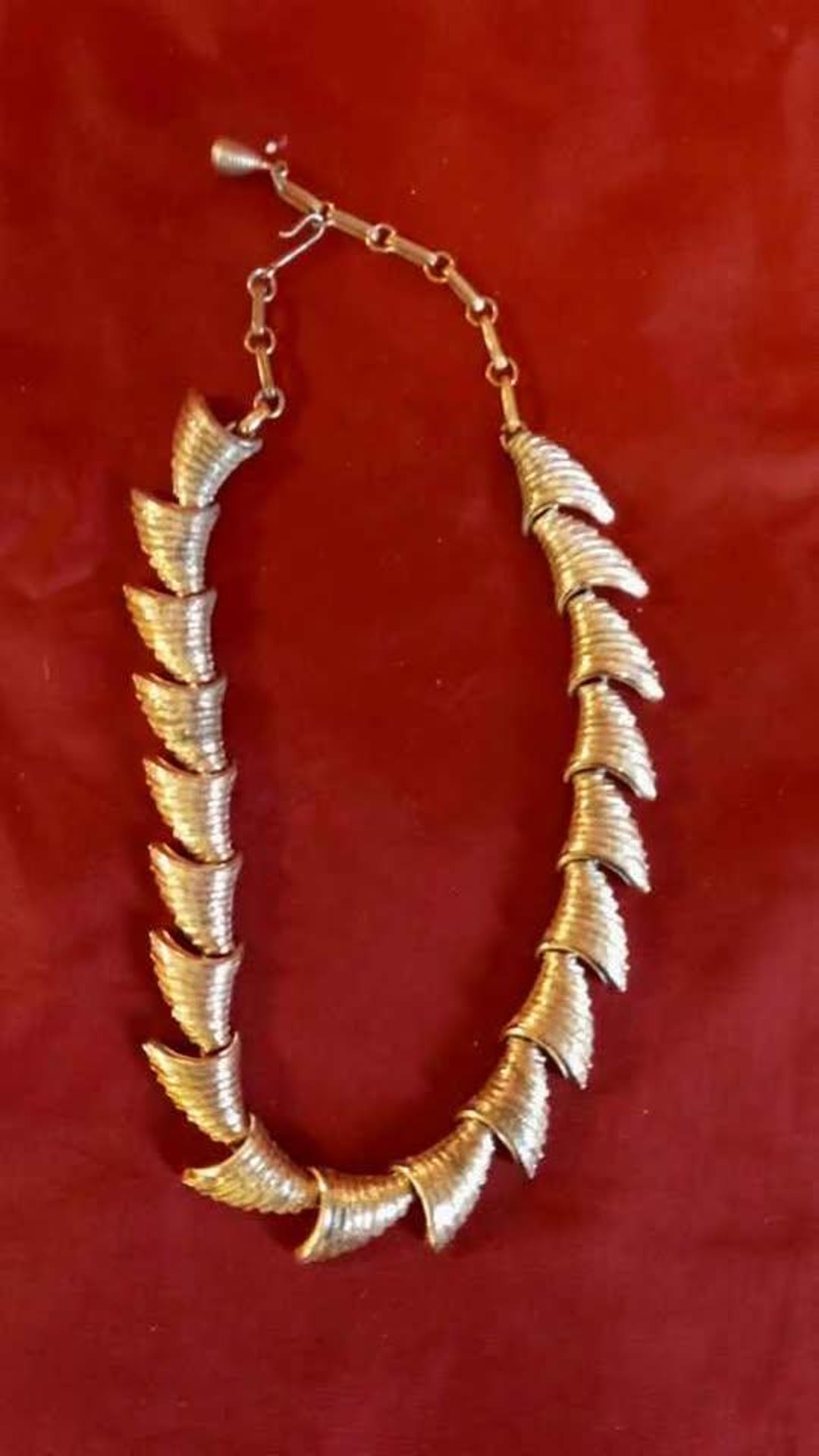 Vtg 50's Signed Coro Gold Tone Triangle Shaped W/grooved Pattern Choker ...