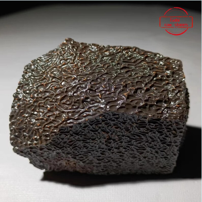 Pierre de gobi naturelle : motif noir, or et rouge, texture rugueuse ...