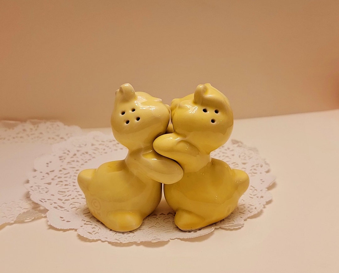 Vintage VAN TELLINGEN Bunny Hugs Rabbit Salt & Pepper Shakers Yellow - Etsy