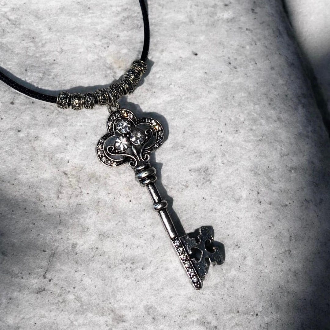 Vintage Crystal Key Necklace – Antique Silver Skeleton Key Pendant - Etsy