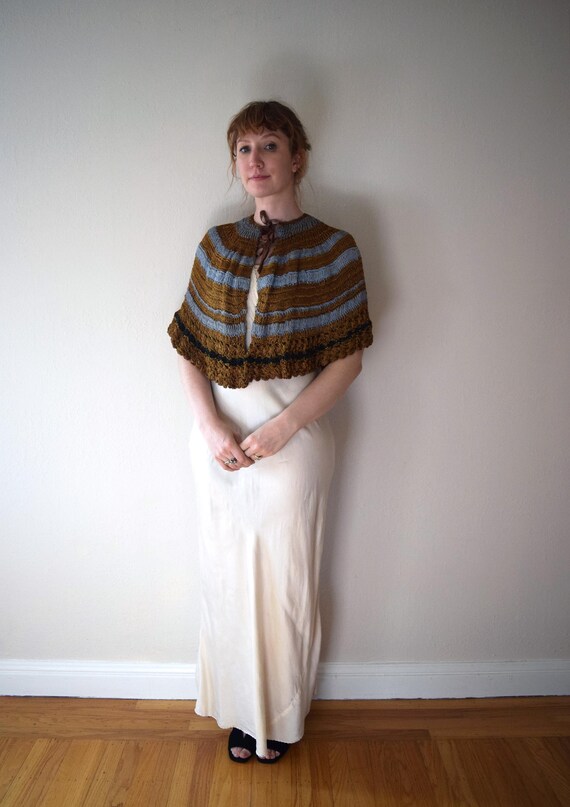Antique Victorian era capelet . vintage cape . one si… - Gem