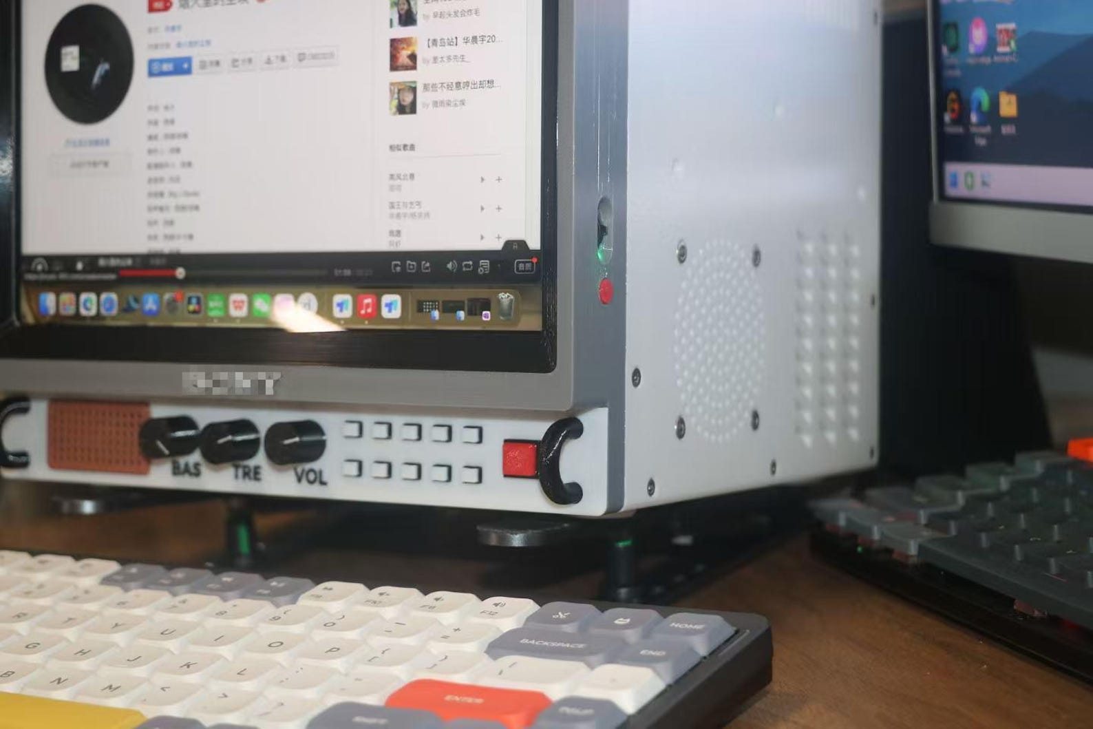 Vintage Crt-inspired Desktop Monitor | 9.7" 2K Display | Retro Design ...