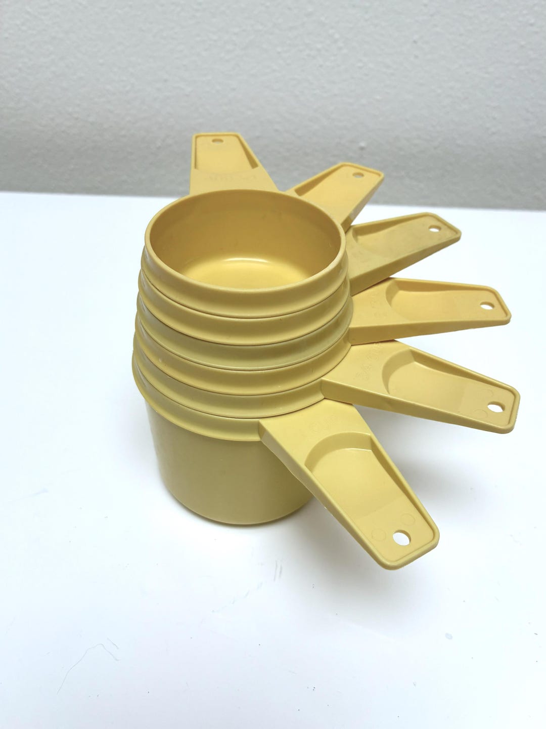 Tupperware Measuring Cups YELLOW SET of 6 Cups, 3/4,2/3,1/3, 1/2, 1/4 ...
