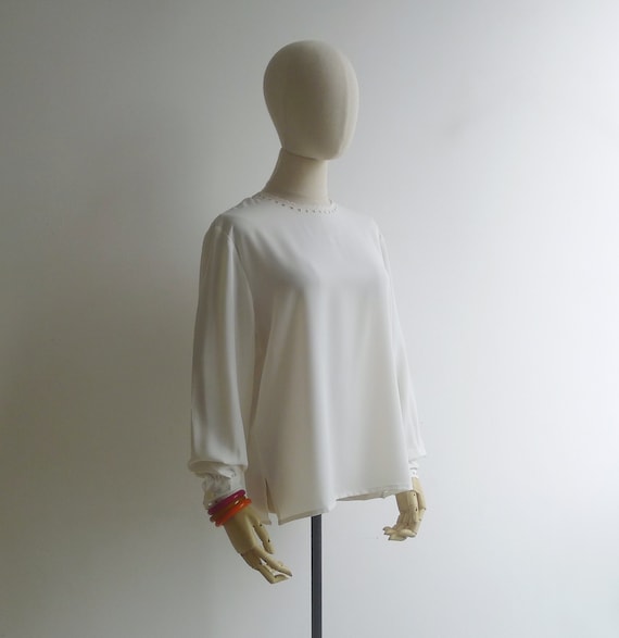 Sale 10% - Vintage '80s White Scallop Edge Ladder Eye… - Gem
