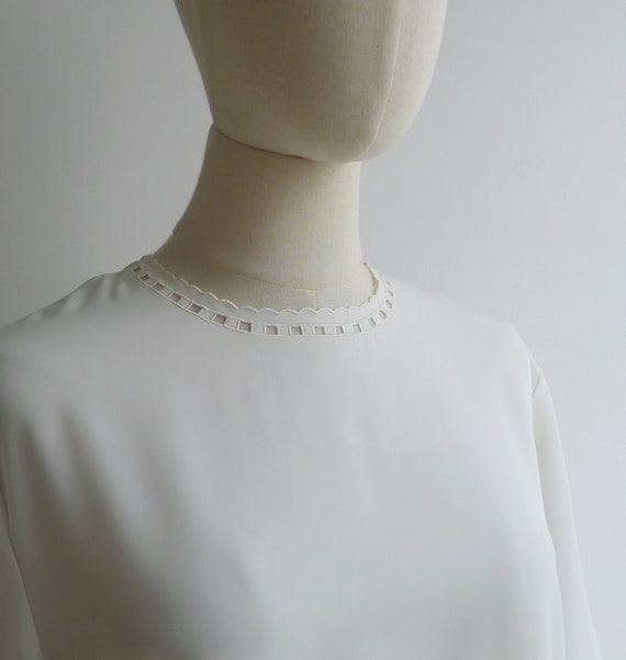 Sale 10% - Vintage '80s White Scallop Edge Ladder Eye… - Gem
