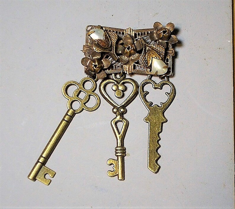 SALE Vintage CHATELAINE Key Brooch 1 1/4 1920s Figural - Etsy
