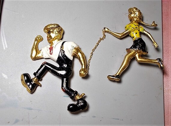 1980s Enamel Lil Abner And Daisy Mae Chatelaine 2 Brooc Gem