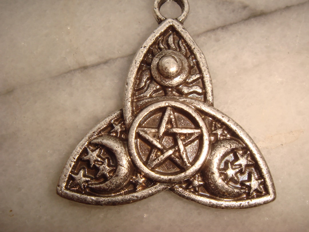 Celtic Pagan Triple Moon in Triquetra Shape Pentacle Center W Pentacle ...