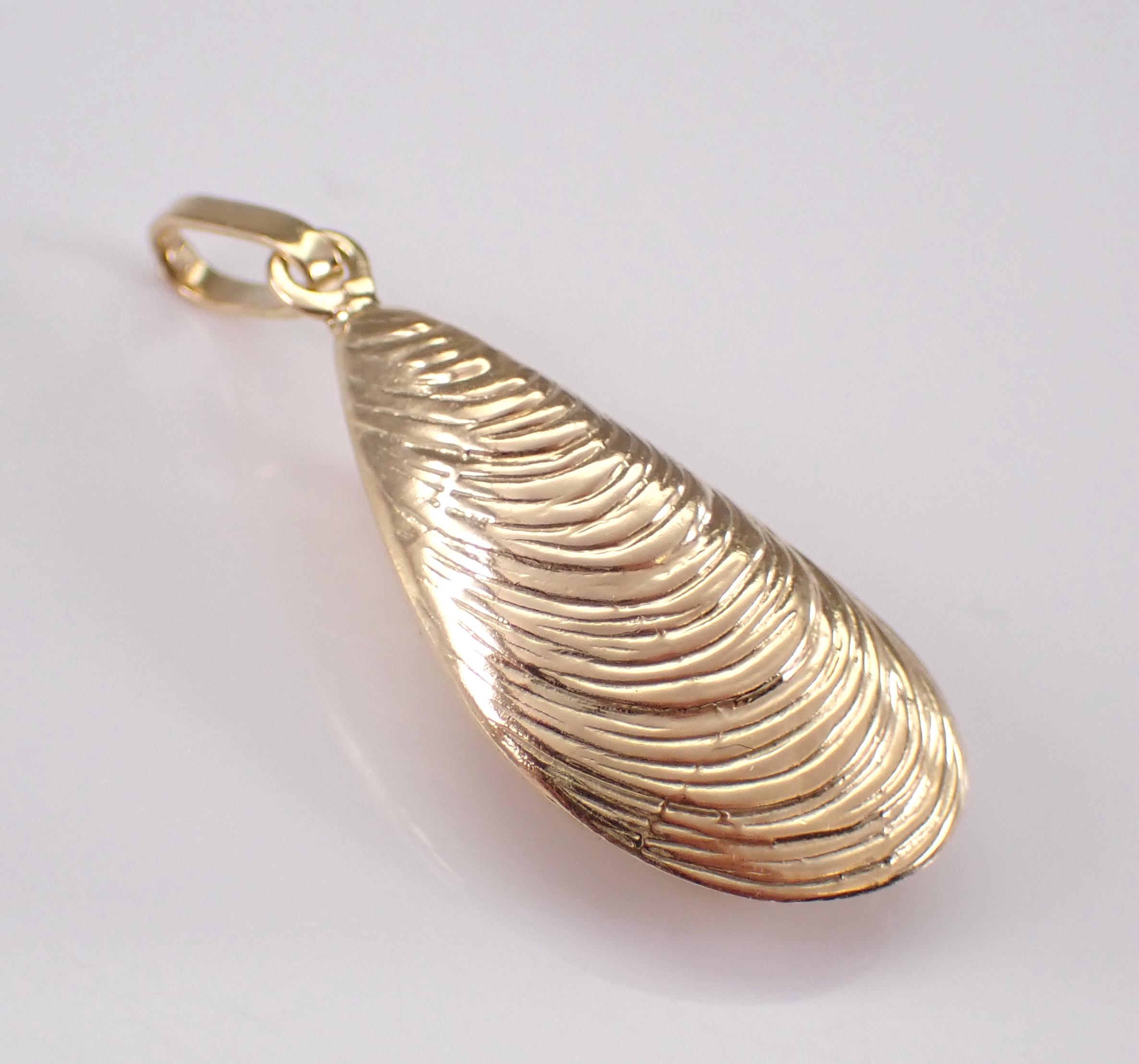 Vintage 14K Yellow Gold Mussel Shell Charm, Antique Sea Life Mollusk ...