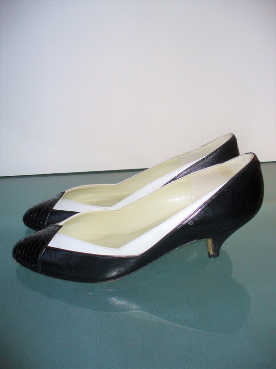 Vintage Pappagallo Spectator Leather Pumps Size 5.5 US - Gem