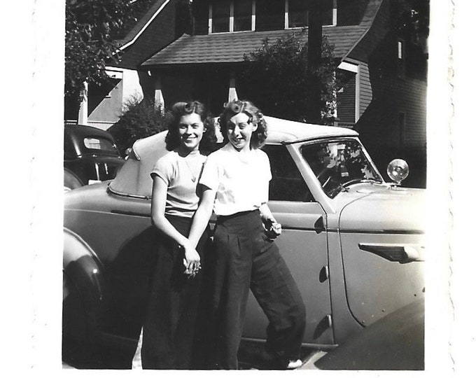 Girlfriends Vintage Photo Holding Hands Affectionate Lovely Young Women