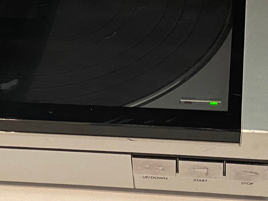 Sale JVC Fully Automatic Linear Tracking Turntable L-E600 Silver Powers ...