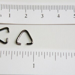100 Triangle Jump Rings Shiny Gunmetal Pinch Bail 9x9x5mm 18 | Etsy
