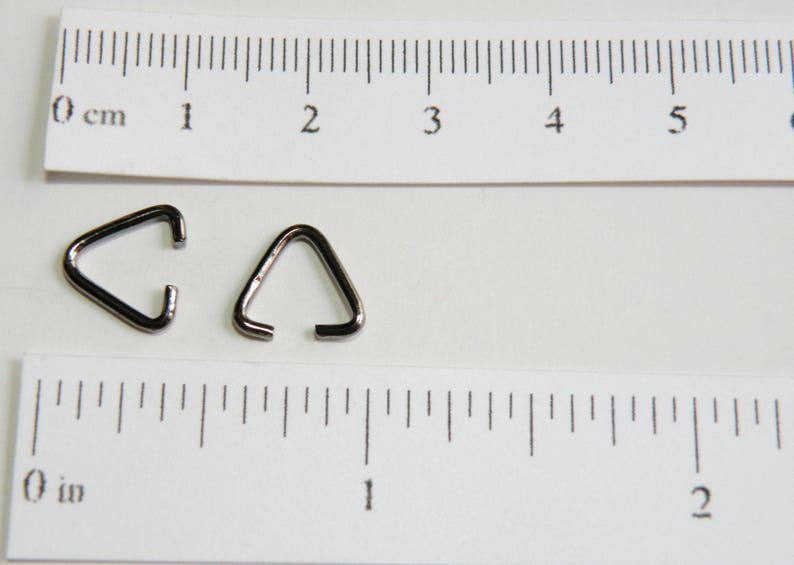 100 Triangle Jump Rings Shiny Gunmetal Pinch Bail 9x9x5mm 18 | Etsy
