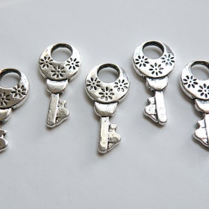 5 Floral Round Skeleton Key Small Charms Antique Silver 30x14mm ...