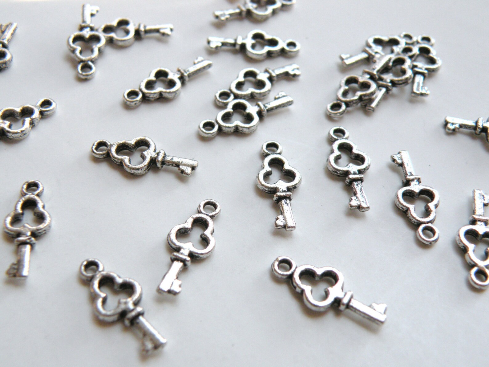 10 Clover Skeleton Key Tiny Charms Antique Silver 16x6mm | Etsy