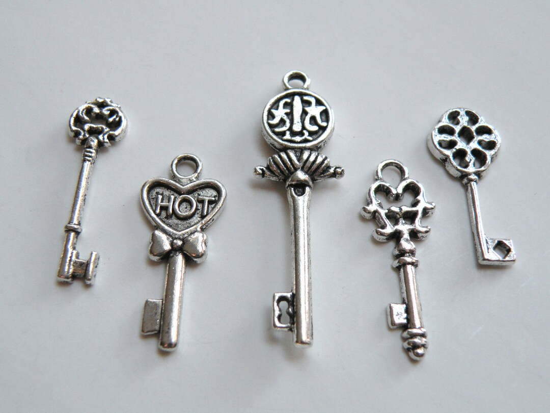 5 Small Skeleton Key Charm Collection Antique Silver 26x11mm to 44x13mm ...
