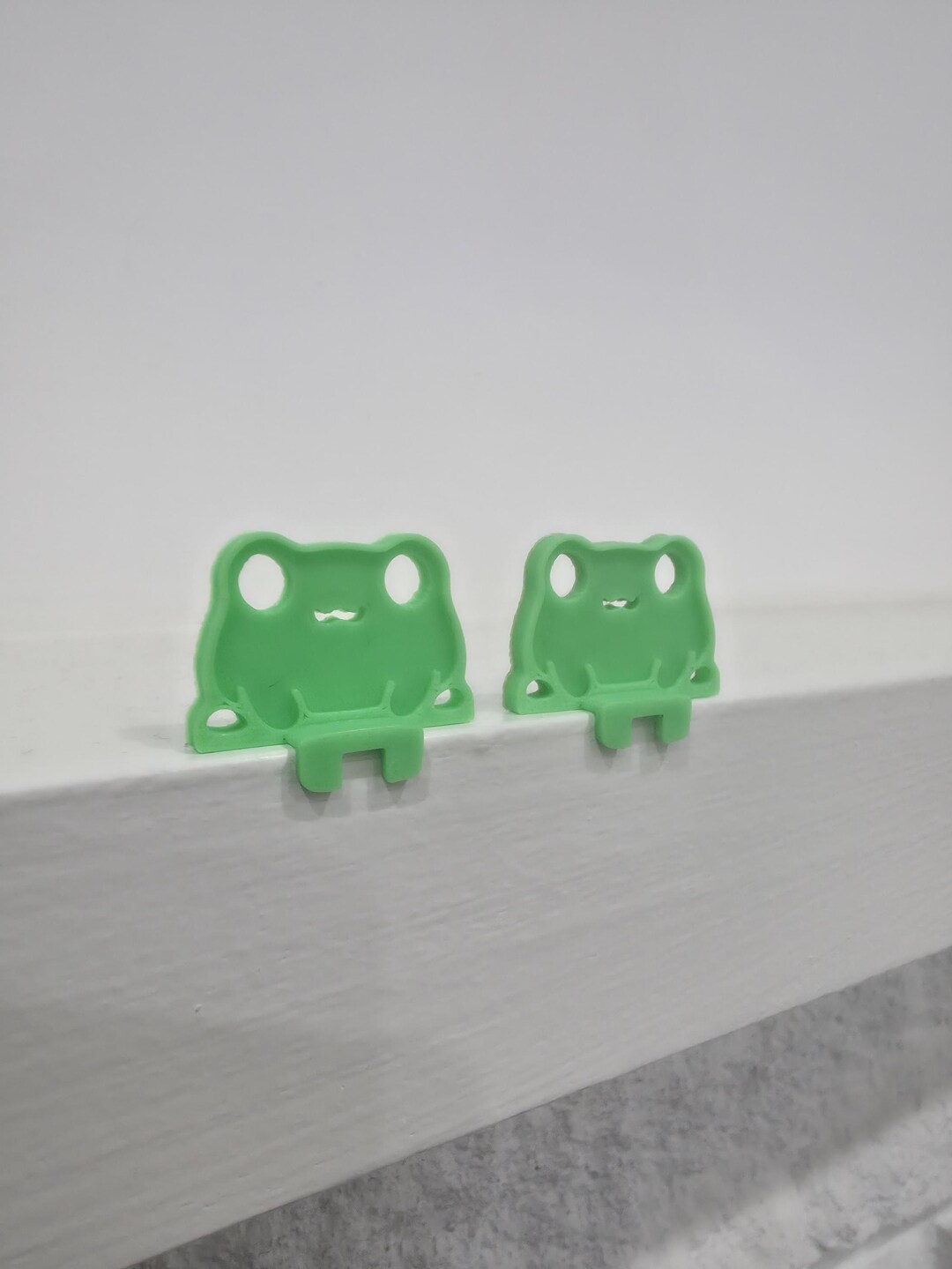 Display Frog Buddy - 3D Printed Tiny Desk Companion - Shelf and Monitor ...