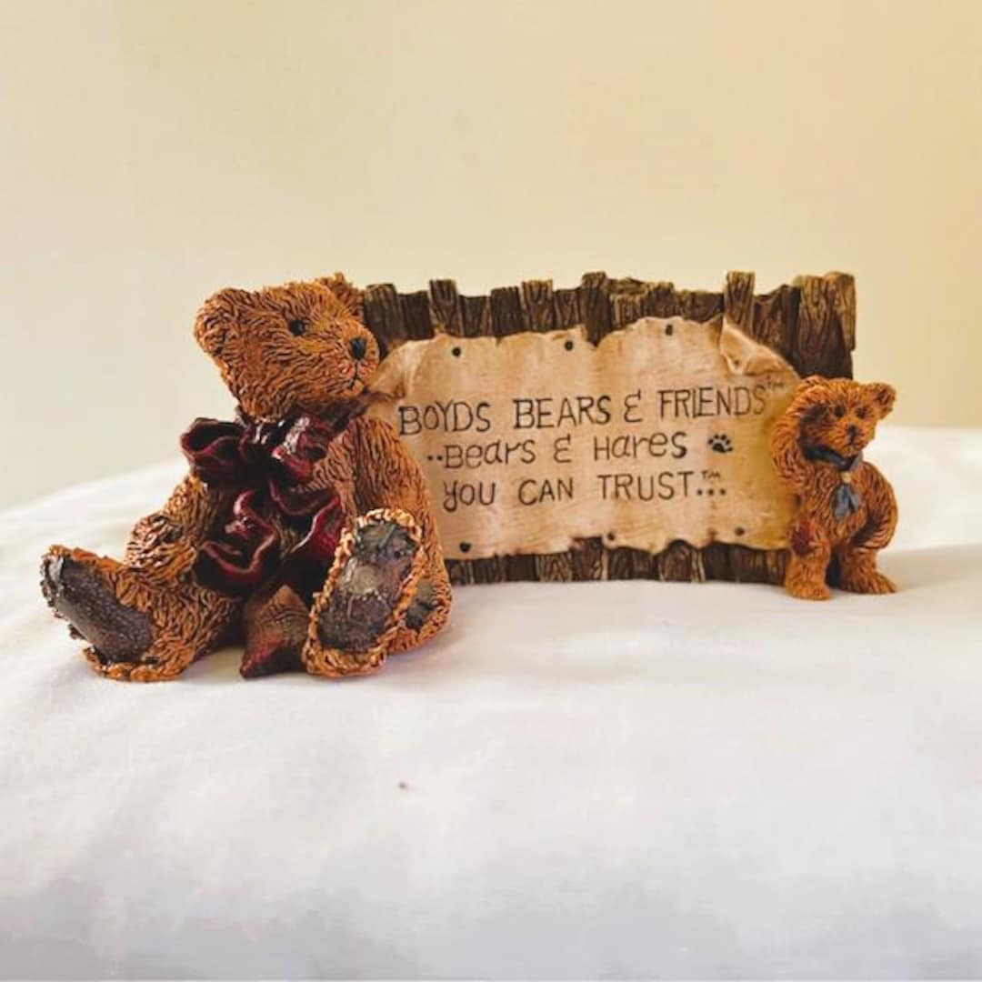 Figurine: Boyds Bears, Sign--boyds Bears and Friends...bears & Hares ...