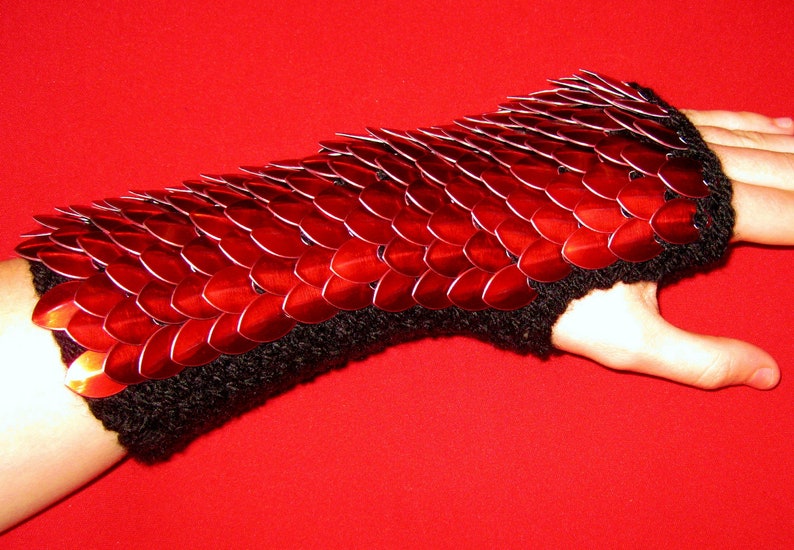 Knit Your Own Scale Mail Gloves With Craftymutt's Super Simple Knitting ...
