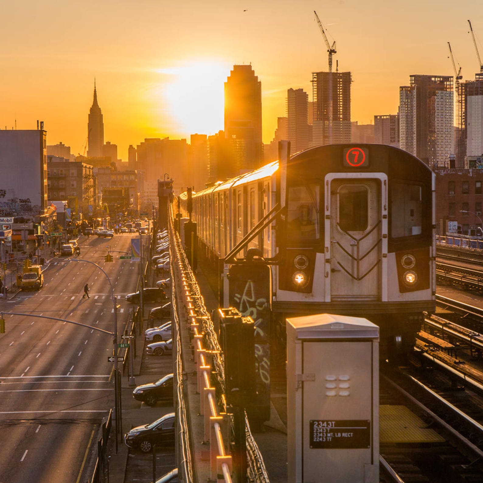 7 Train Subway From Sunnyside Queens - New York Skyline From Queens ...