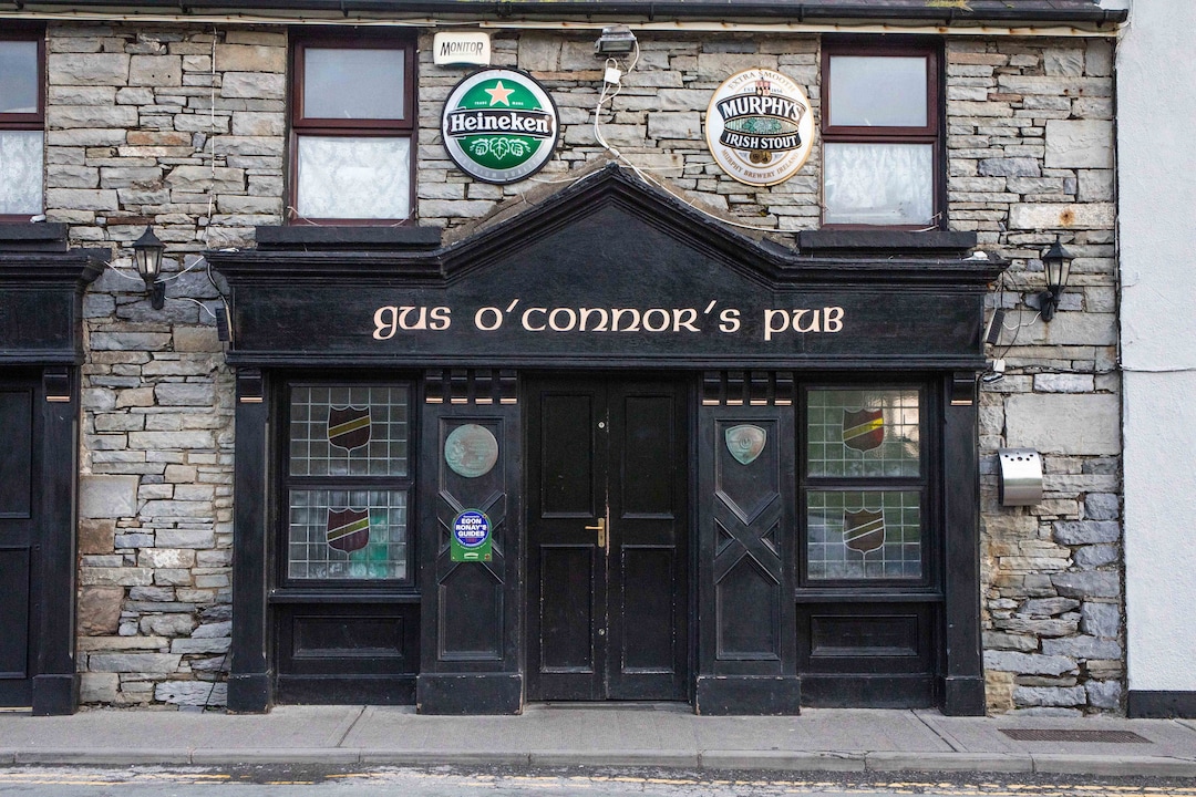 Pubs of Ireland Gus O'connor's Pub - Rustic Irish Country - the Town of ...
