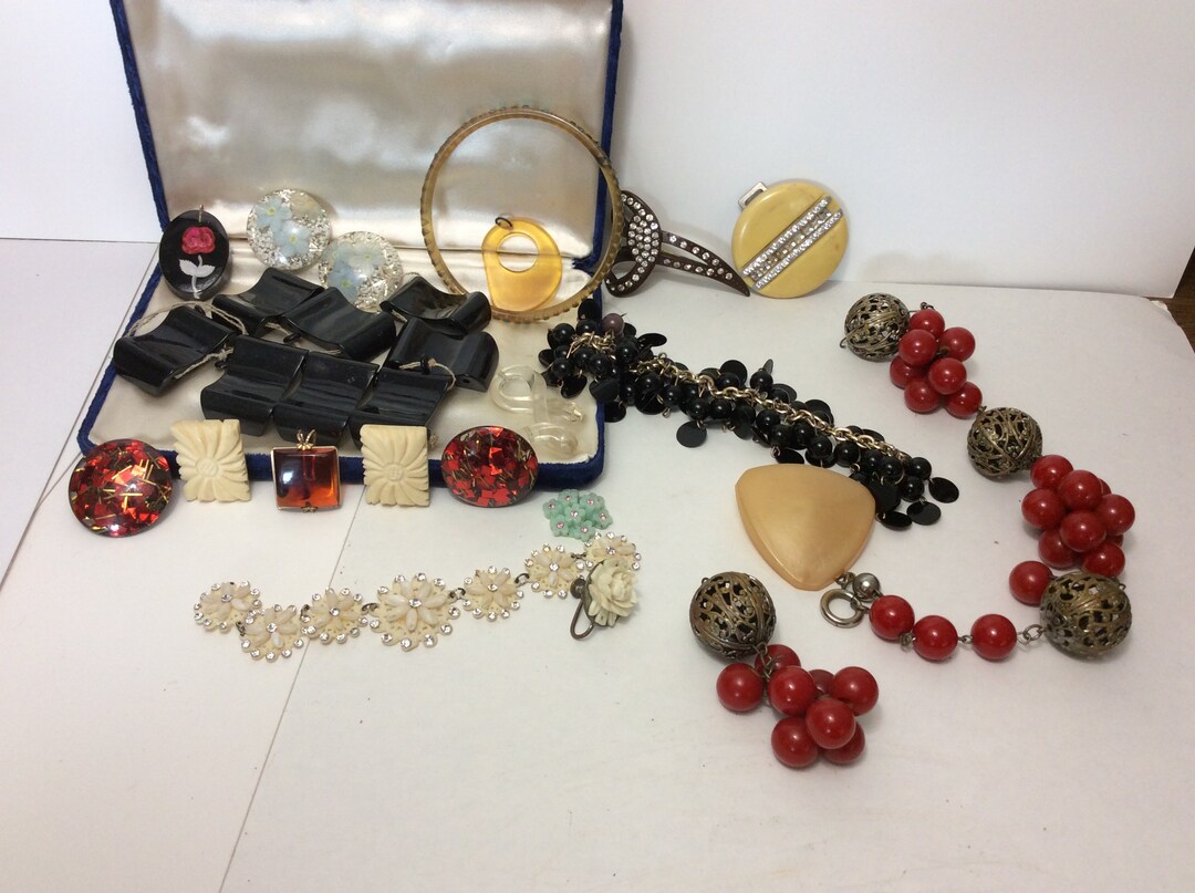 Vintage 1920's-30's-40's Group of Bakelite, Celluloid, Lucite Early ...