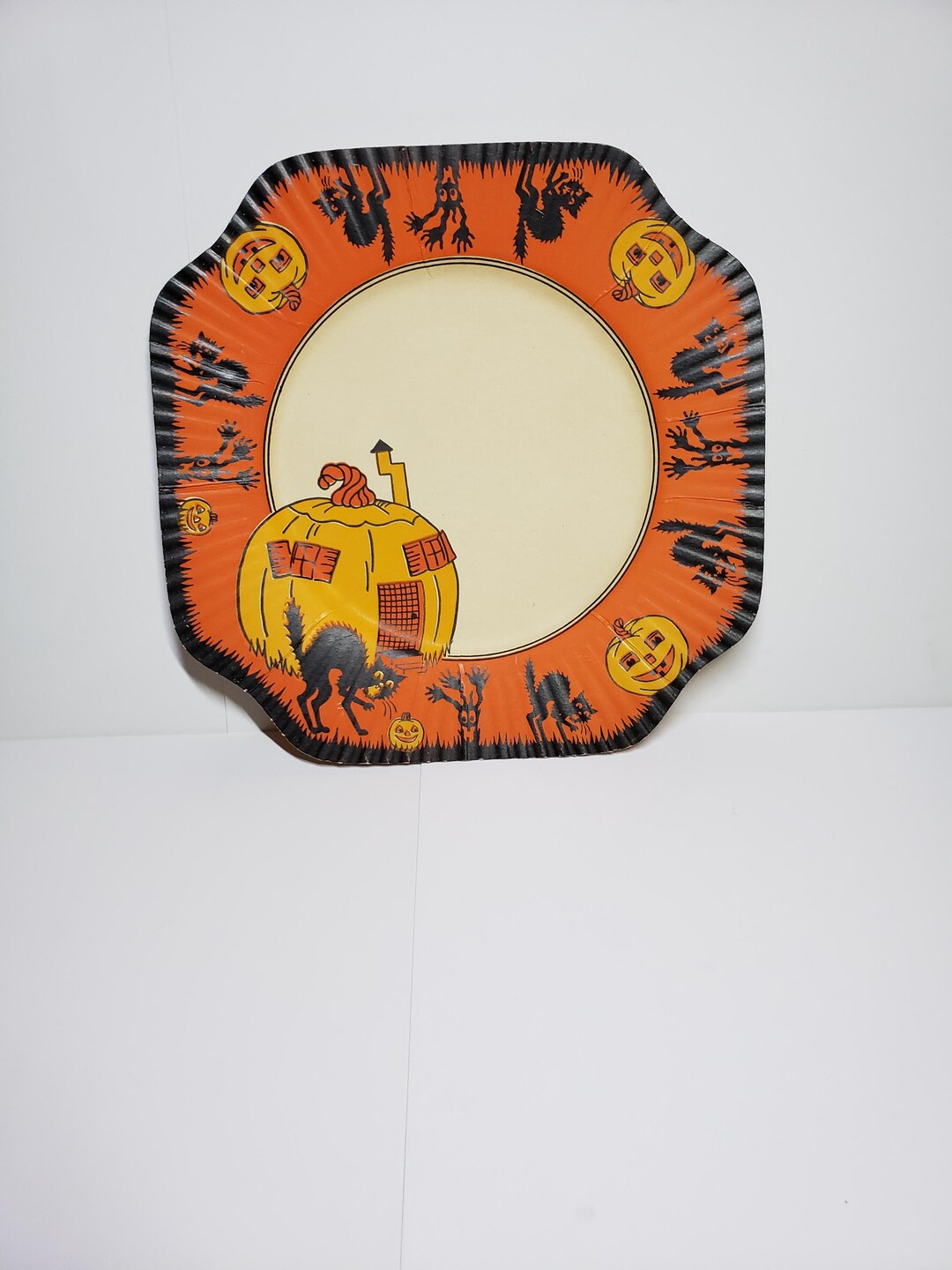 Vintage 1930's Unused Coved Halloween Paper Plate Hissing Cat Next to ...