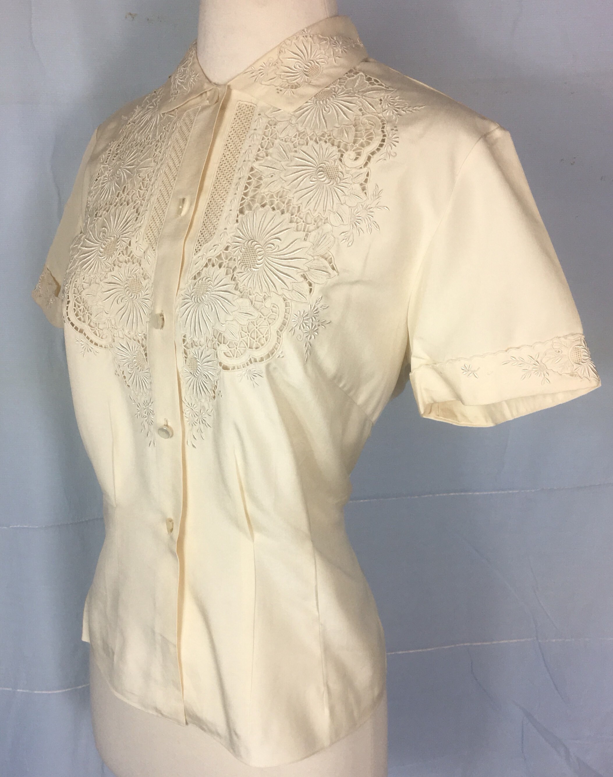 Vintage 1950s Cream Color Cotton Embroidered Blouse Med Large