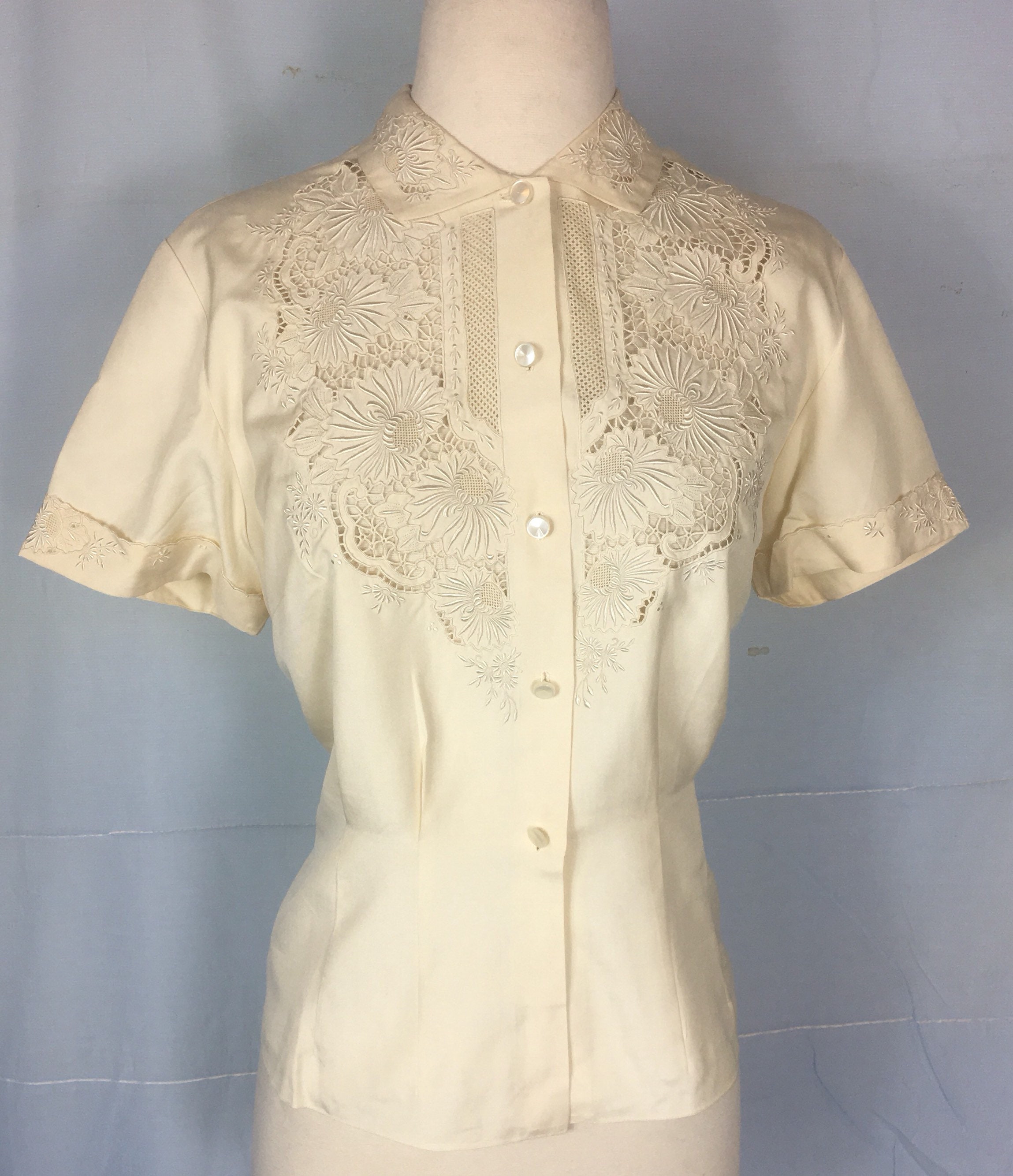 Vintage 1950s Cream Color Cotton Embroidered Blouse Med Large