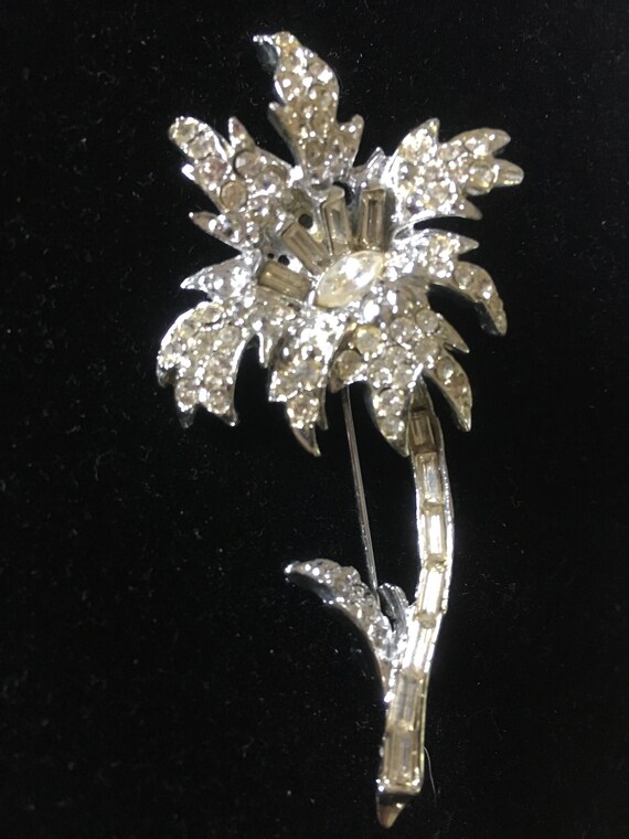 Beautiful Vintage Rhinestone Flower Brooch - Gem