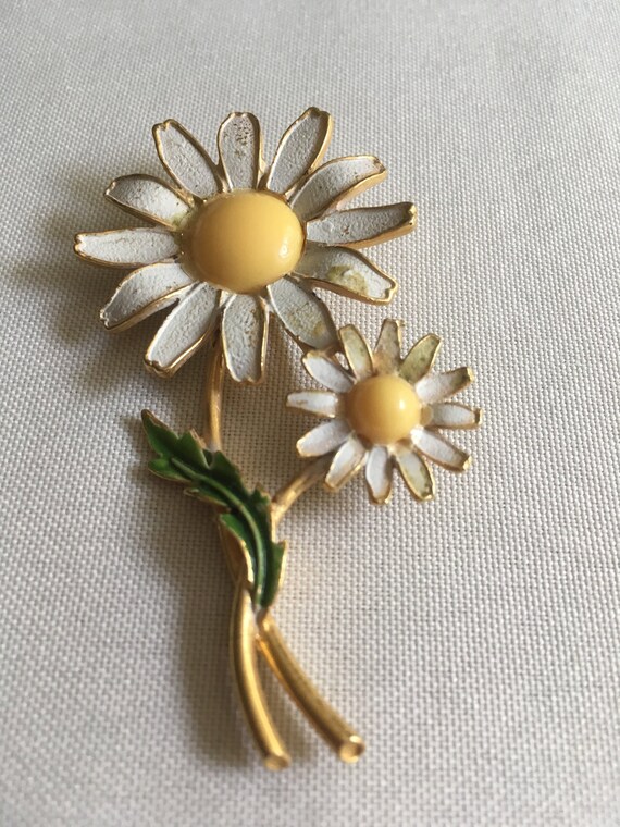 Vintage Weiss White & Yellow Enamel Daisy Pin - Gem