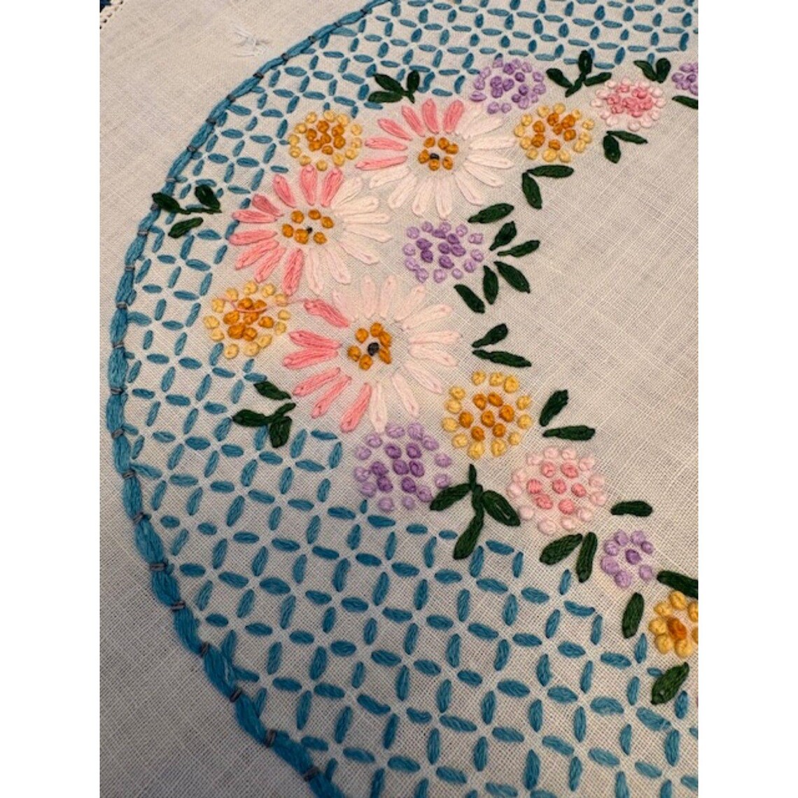 Round Vintage Crochet Embroidered Table Topper 50s Tea Tablecloth ...