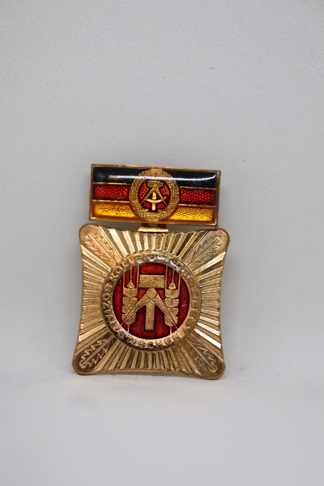 Vintage DDR Socialist Badge – “sozialistisch Arbeiten, Lernen Und Leben ...