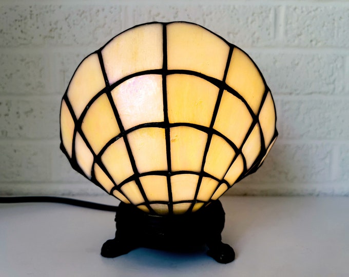 Vintage Stained Glass Clam Shell Accent Lamp | Mother of Pearl Accent ...