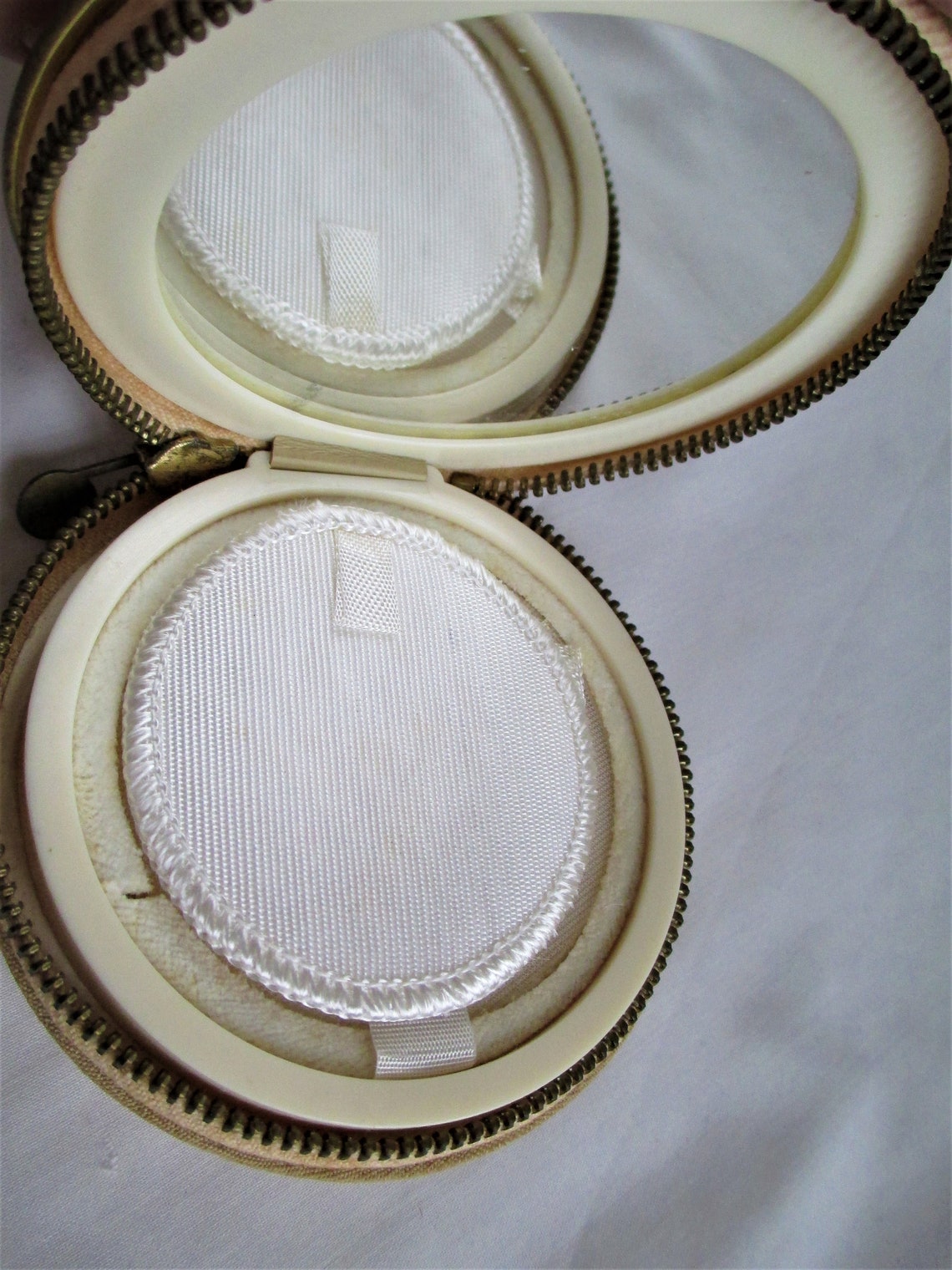 Vintage Compact Petit Point Powder Compact Petitpoint Compact - Etsy