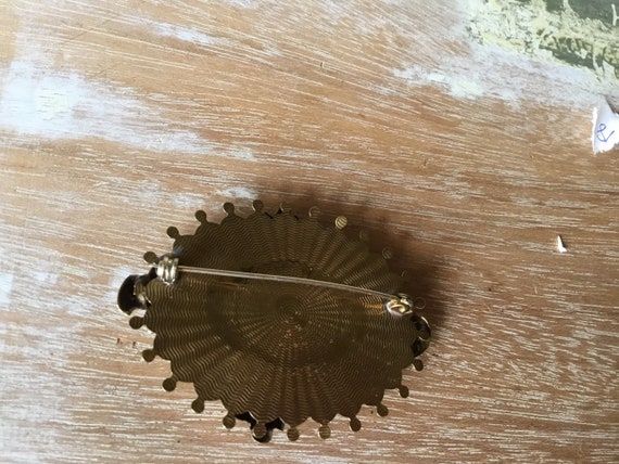 Large detailed brass brooch - Gem